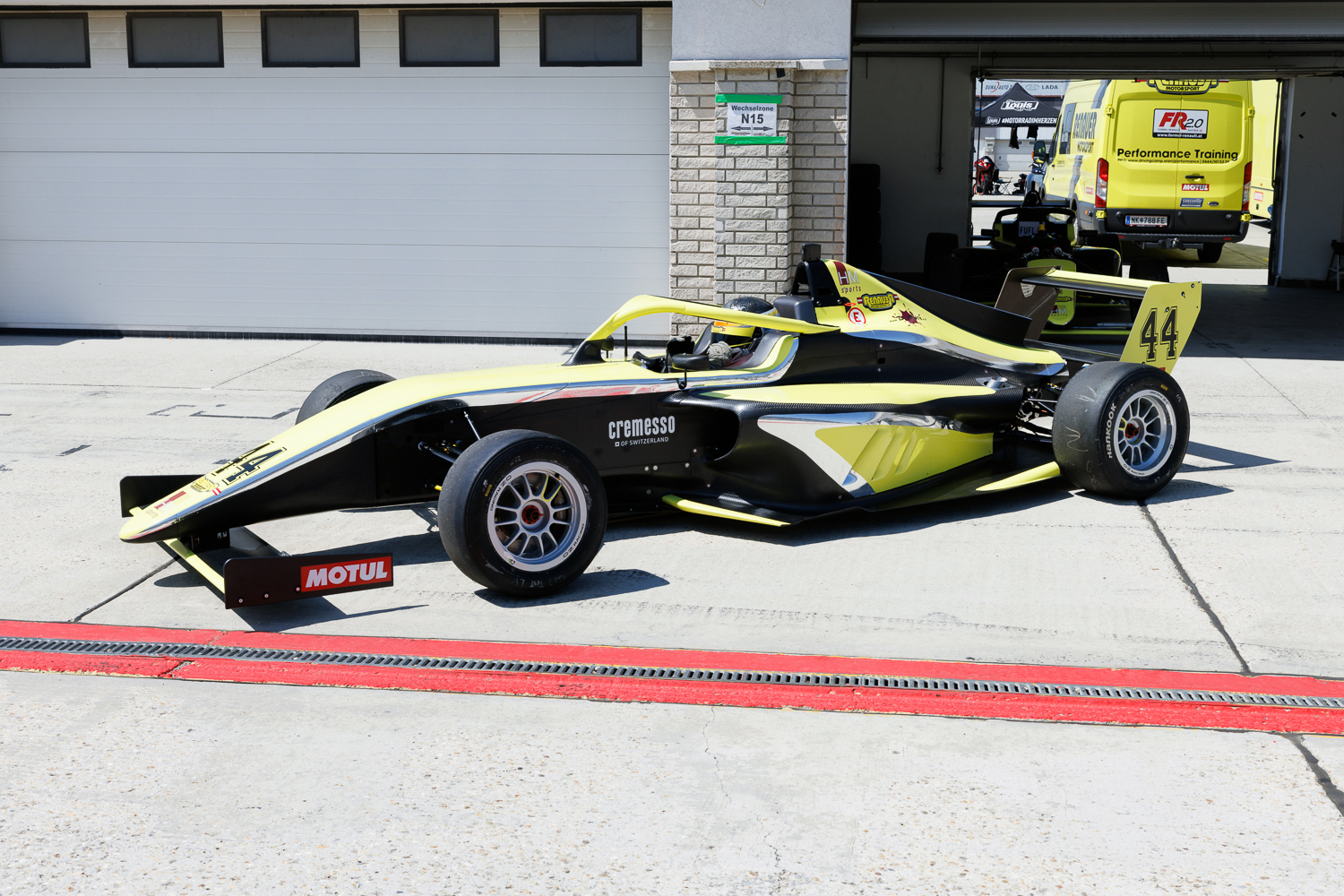 Barnard schlägt Favoriten in der Formel 4 — FormelAustria