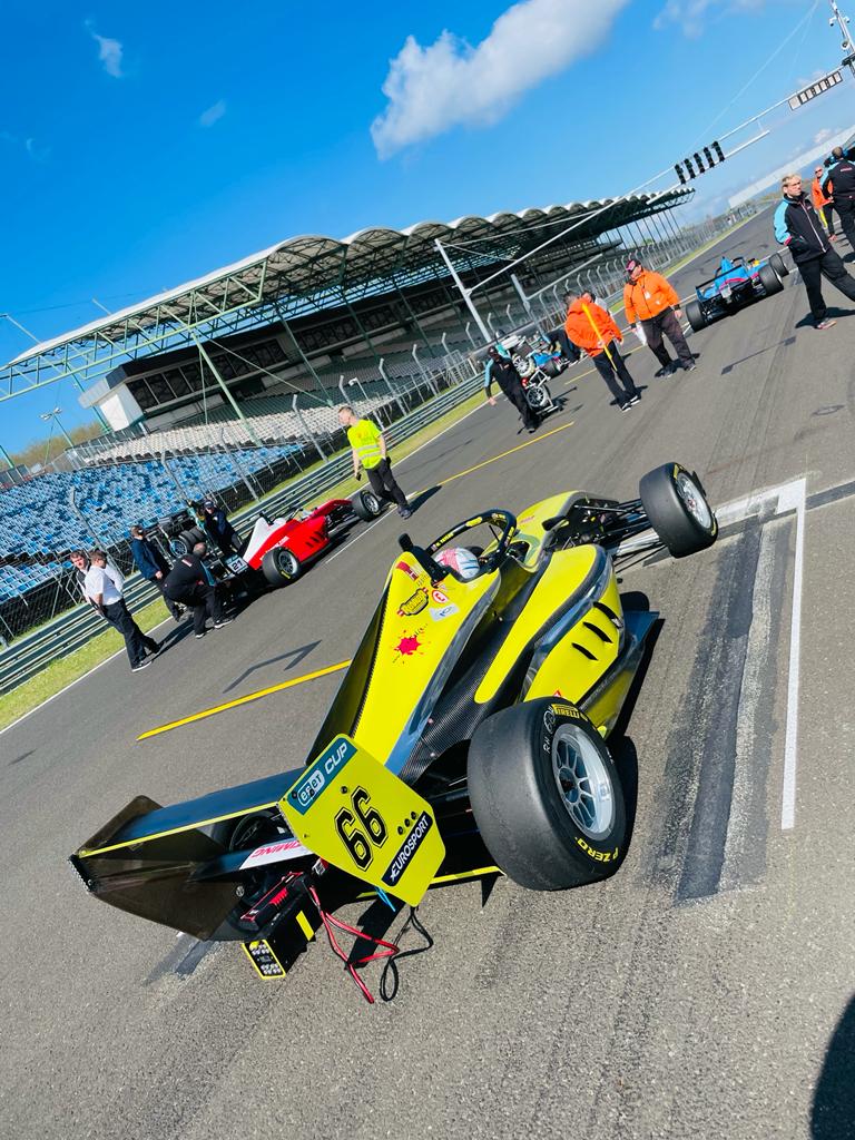 Taylor sichert Renauer Motorsport erstes Podium in ACCR Formula ...